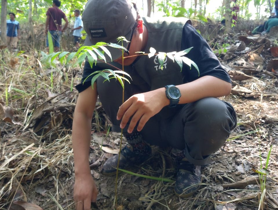 Planting One Hundred Trees with Students and Villagers in Kalibeji Village
