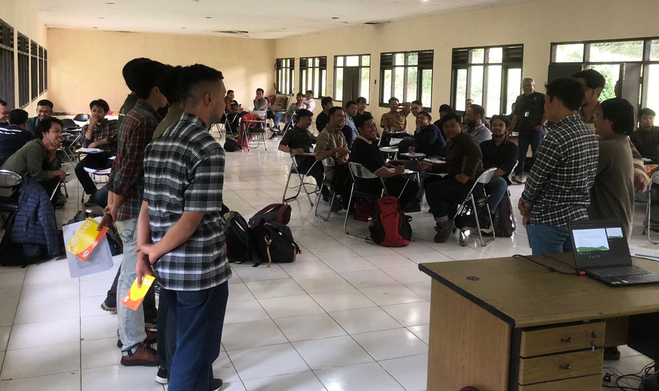 Sundanese Language Training to Strengthen Communication Skill to Local ...