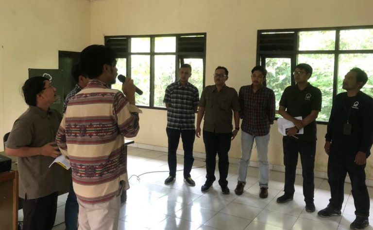 Sundanese Language Training to Strengthen Communication Skill to Local ...